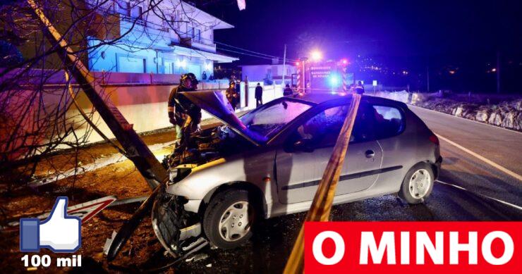 Carro incendeia-se após violento despiste contra um poste em Braga Carro incendeia-se após violento despiste contra um poste em Braga